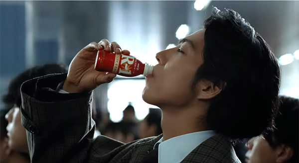 明治「R-1」CMに賀来賢人と仲間由紀恵 冬の体調管理アピール